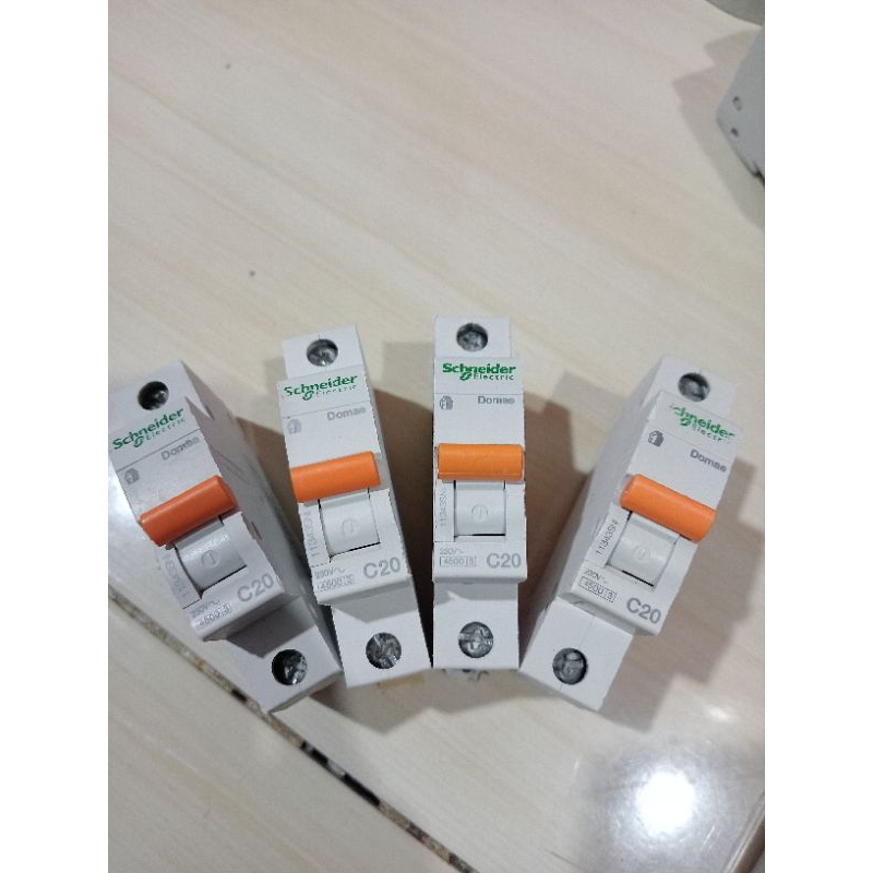 Jual MCB Schneider Dome 1pas 2a 4a 6a 10a 16a 20a barang bekas siap pakek di jamin normal ...