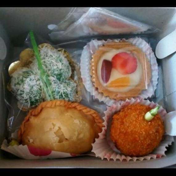 Jual Paket Snack box Isi 4 Pcs / Kue Basah / Kue Tradisional | Shopee ...
