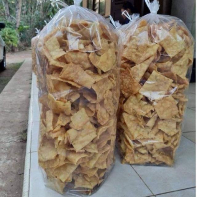Jual 1 bal pangsit kering pangsit bawang (pangsit camilan) toping mie ...