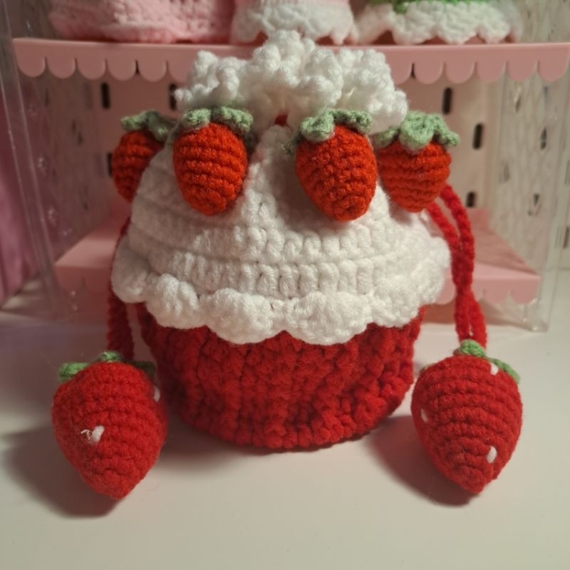 Jual Strawberry Cupcake Pouch Crochet / Cupcake Pouch Rajut | Shopee ...