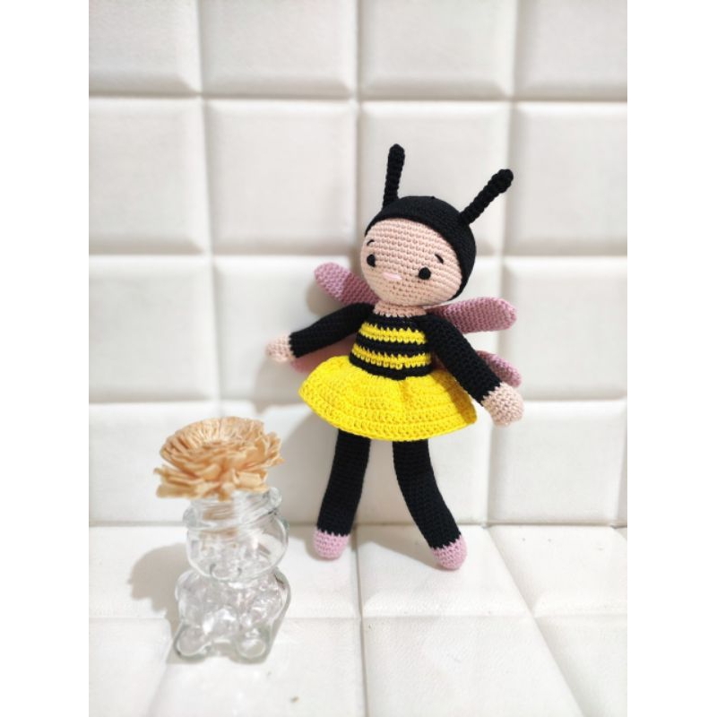 Jual Valerie Crochet Boneka Rajut Girl Bee Handmade | Shopee Indonesia