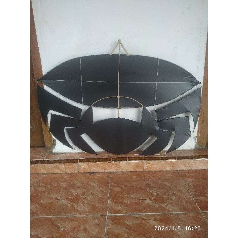 Jual layangan ram raman blackspider 1meter.siap terbang | Shopee Indonesia