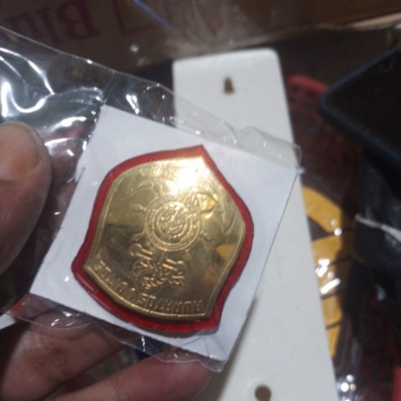 Jual pin poltekpel surabaya voitos begron merah | Shopee Indonesia