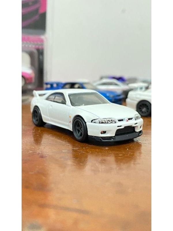 Jual Hotwheels premium Nissan Skyline R33 white diorama | Shopee Indonesia