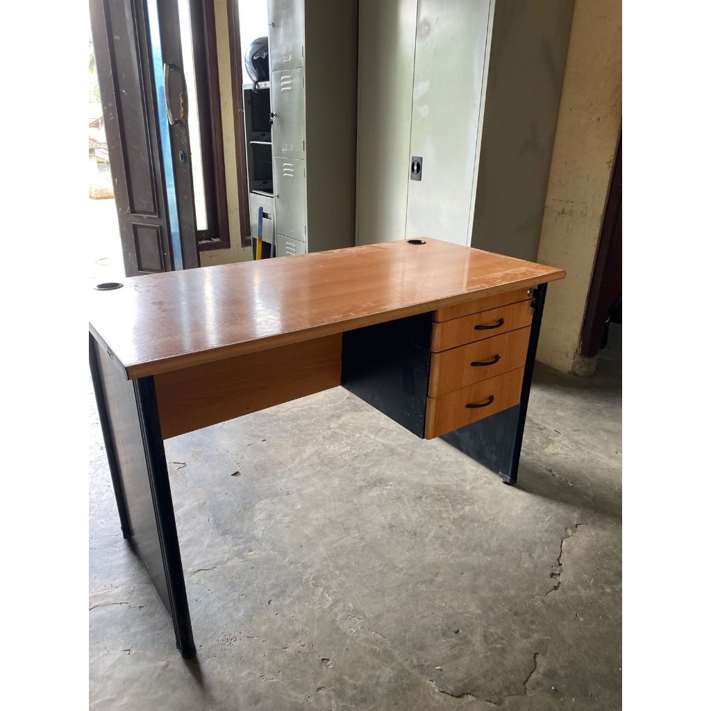Jual Meja Kantor Highpoint Second - Meja Highpoint Belajar Siap Pakai ...