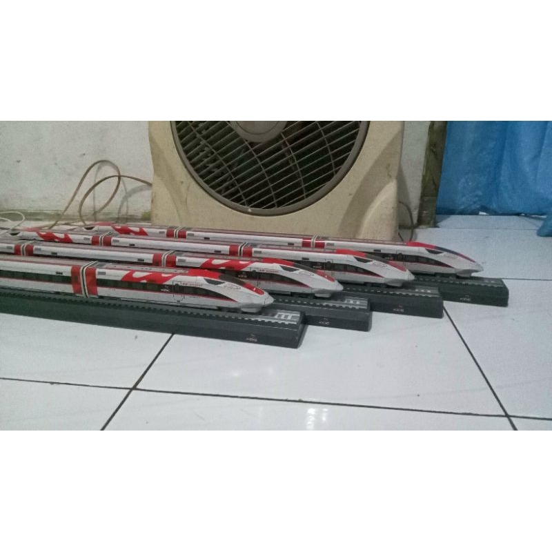 Jual Papercraft miniatur kereta cepat whoosh | Shopee Indonesia