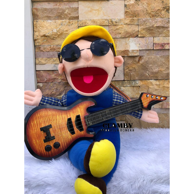 Jual Boneka Muppet Karakter Cowok Topi Kuning | Hand Puppet Mulut Gerak ...