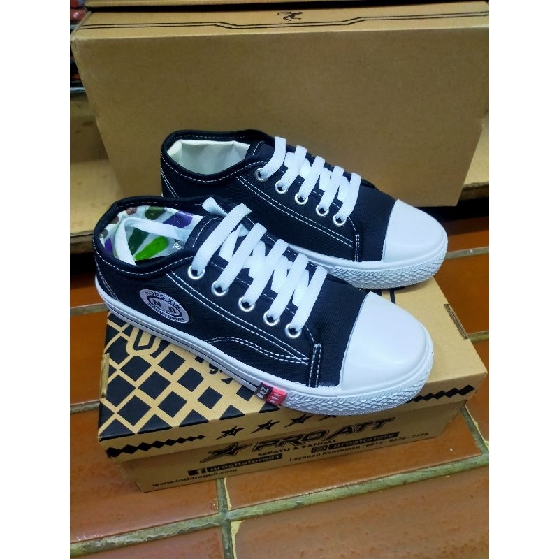 Jual sepatu sekolah warrior pendek nb pakai tali(Pendek)hitam putih ...