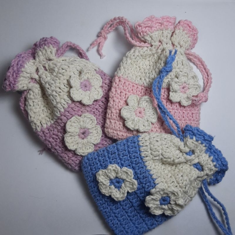 Jual mini pouch daisy crochet | Kantong serut rajut | Dompet serut ...