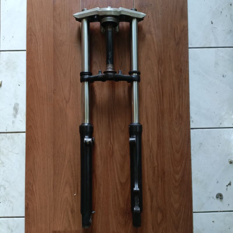 Jual shock shockbreaker shok depan bottom bottem segitiga fork ori bajaj pulsar 135 ls | Shopee ...