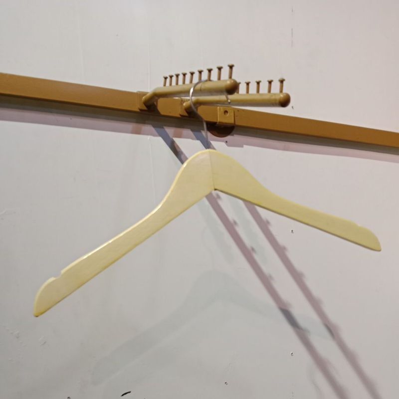 Jual paket 100 pcs hanger kayu natural dewasa//paket hanger kayu dewasa ...
