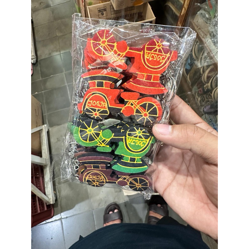 Jual Gantungan kunci becak kayu lukis 1 kodi (isi 20 pcs) souvenir oleh oleh khas malioboro ...