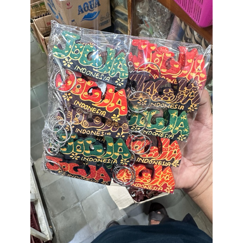 Jual Gantungan kunci jogja kayu lukis 1 kodi (isi 20 pcs) souvenir oleh oleh khas malioboro ...