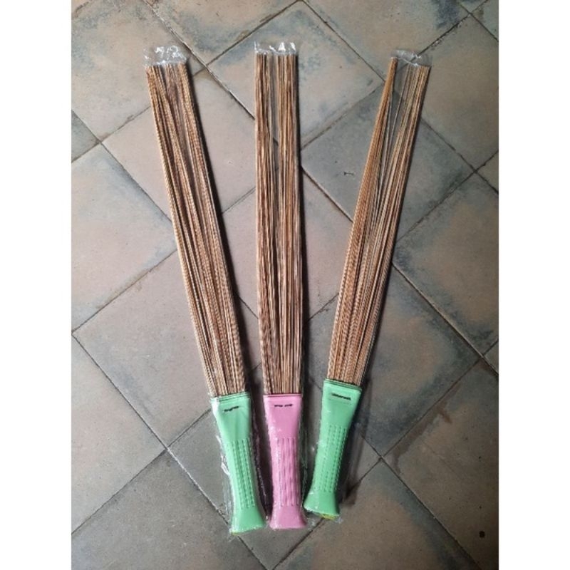 Jual Sapu Lidi Penebah Kasur / Karpet Serbaguna Gagang Plastik | Shopee ...