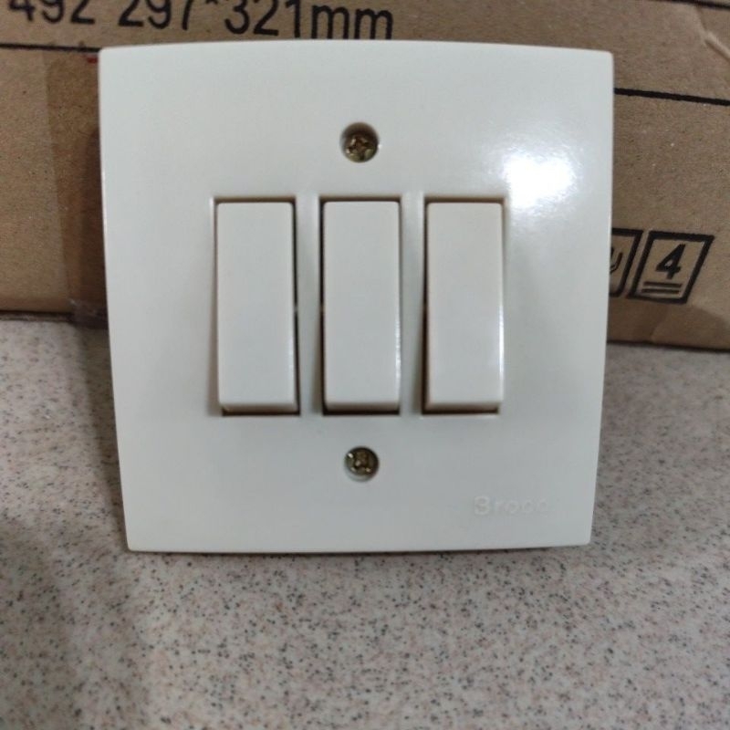 Jual Broco Saklar Triple 3G New Gee 6613 Cream Switch 3 Gang Standard ...
