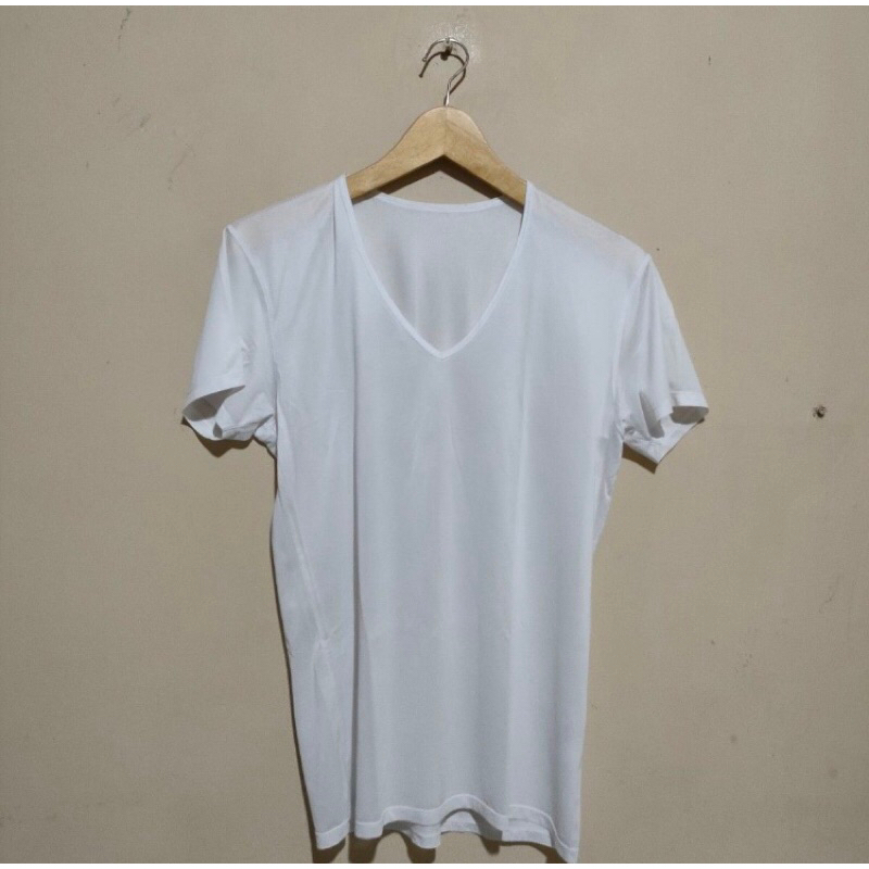 Jual Uniqlo Airism White Top V Neck Kaos Polos putih | Shopee Indonesia