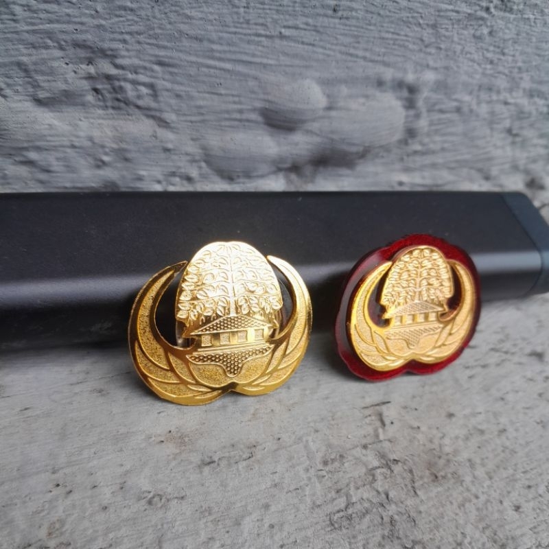 Jual PIN KORPRI ETCHING LOGAM SEPUH EMAS TUMPUK MIKA PIN KORPRI DASAR ...