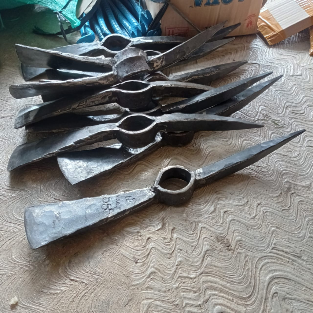 Jual Cangkul Ganco Blencong Besar Gali Tanah Baja Asli - Pacul Batu ...