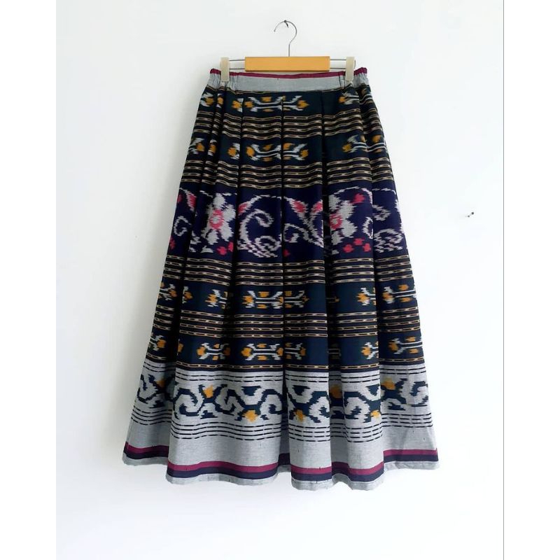 Jual Rok Wiru Panjang Wanita Toraja Hitam/Putih - Rok Tenun Lipit ...