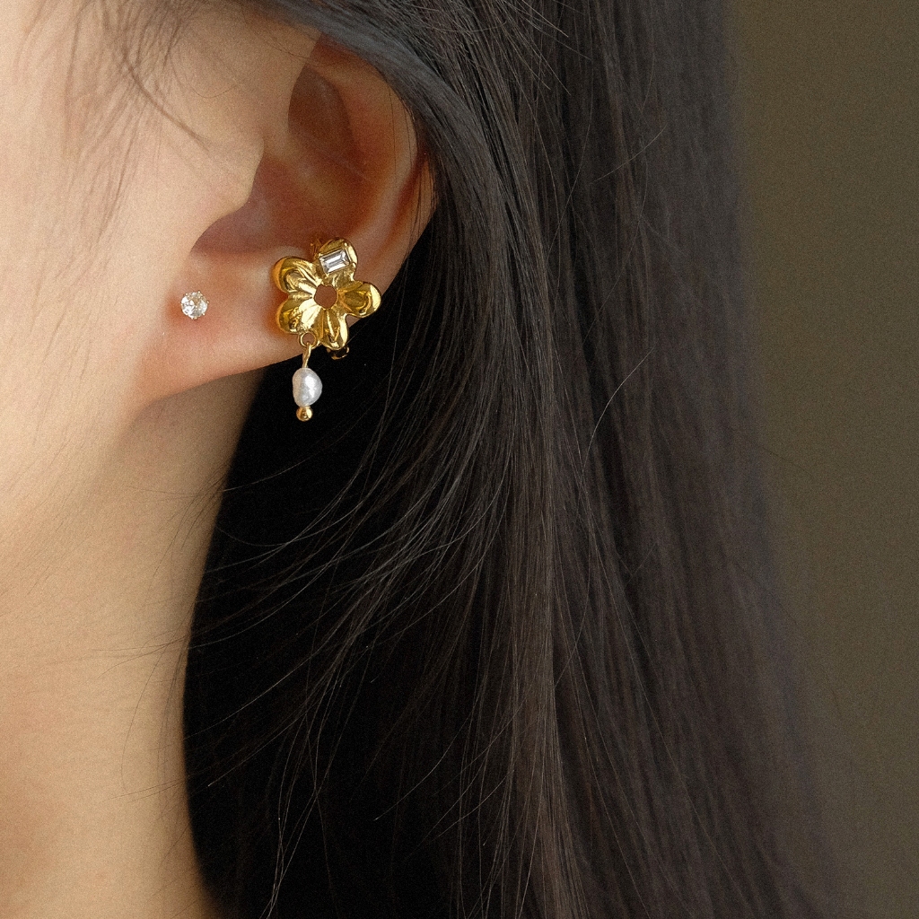 Jual (1PC) Pearl Flora Ear Cuff Earring — 18K Gold Plated Stainless ...