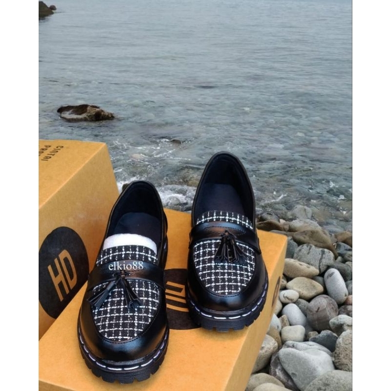 Jual Sepatu Loafers Prian dan Wanita Docmart HD Footware Original Slip ...