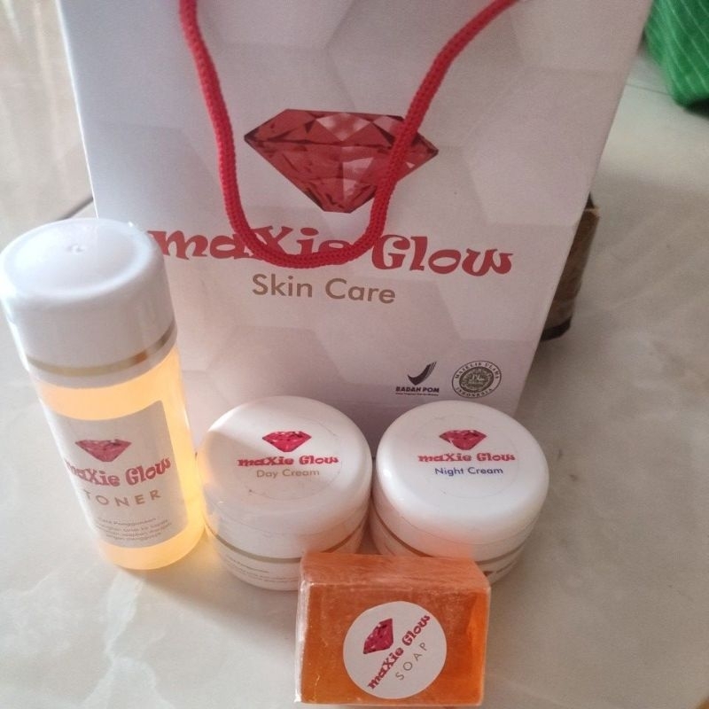Jual PAKET CREAM MAXIE GLOW ORI( KEMASAN LAMA ) sesuai gambar | Shopee ...