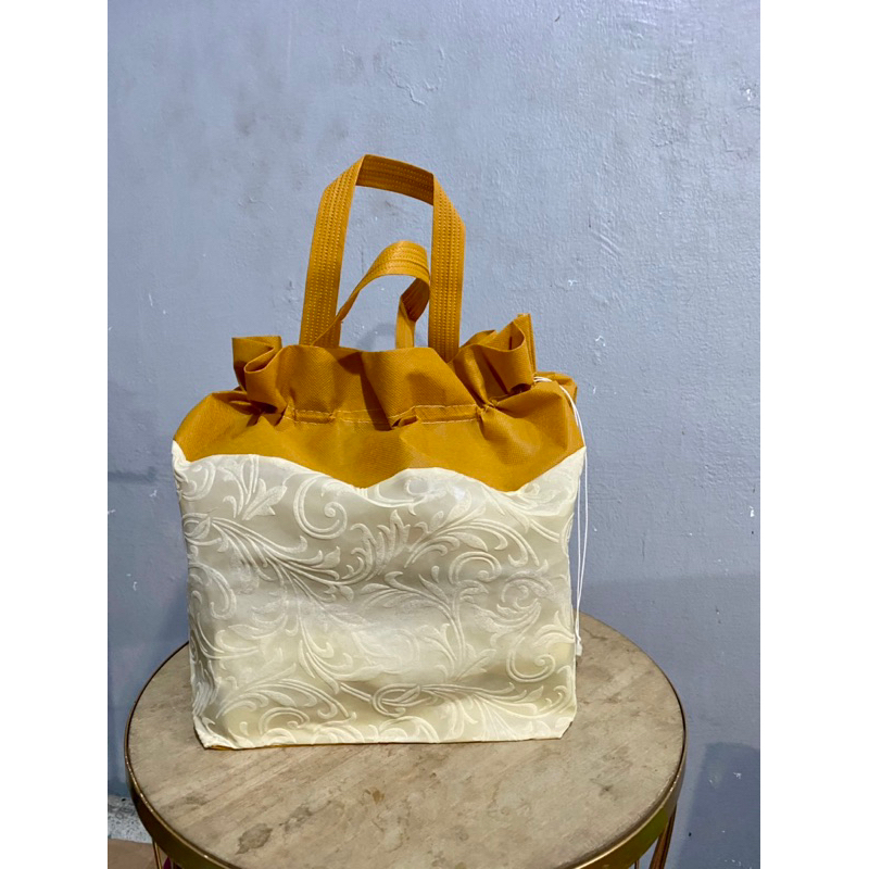 Jual (1 LUSIN = 12 PCS) GOODIE BAG HAJATAN EMBOS SERUT 70 Gsm 22x22 CM TINGGI 30 CM / TAS ...