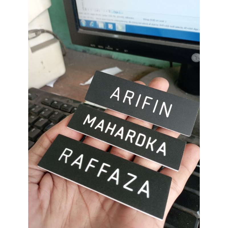 Jual Papan Nama Dada Name Tag Grafir Model Huruf Standard | Shopee ...