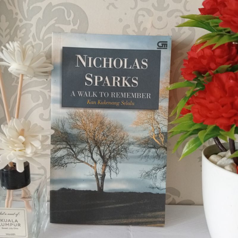 Jual ORIGINAL NOVEL NICHOLAS SPARKS A WALK TO REMEMBER | Shopee Indonesia