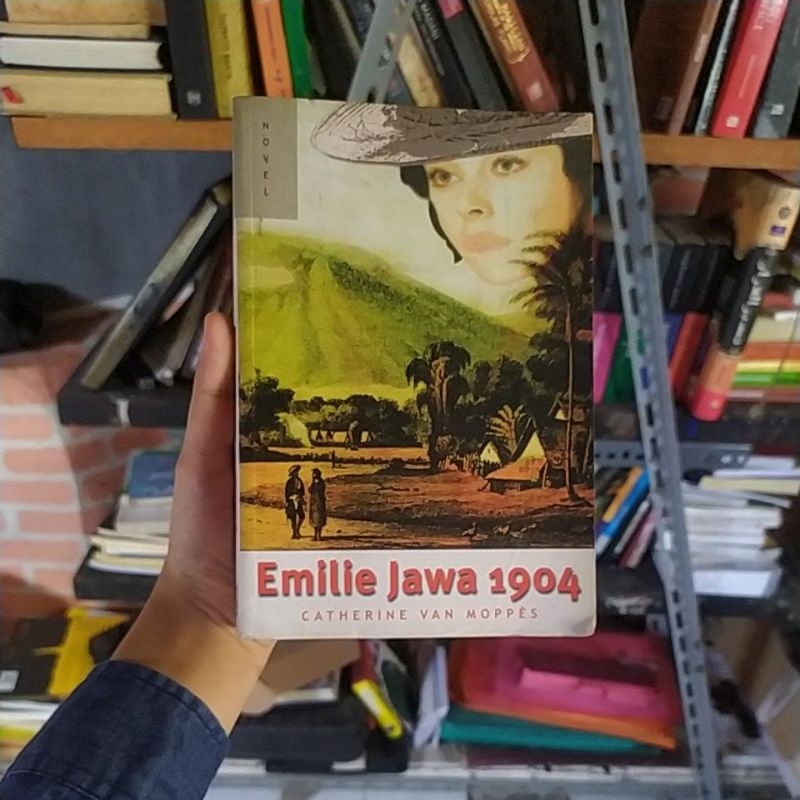 Jual Novel Emilie Jawa 1904 karya Catherine Van Moppes | Shopee Indonesia