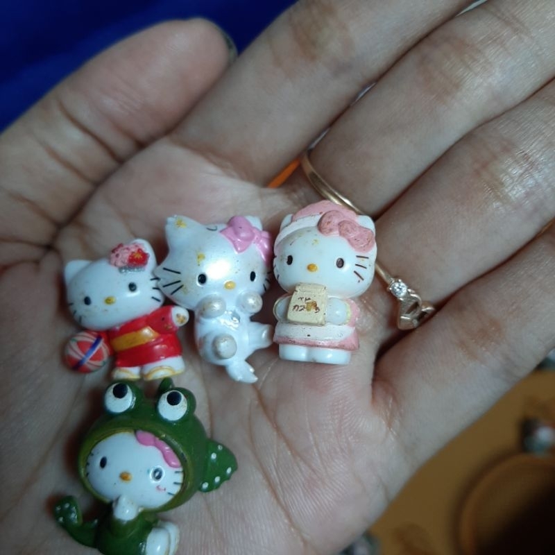 Jual mainan / figure dikoleksi miniatur sanrio hello kitty bawa jajan ...
