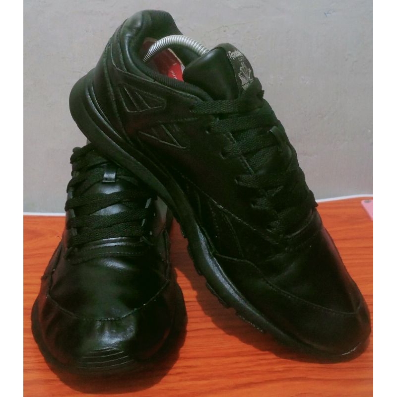 Jual Sepatu pria kulit Reebok Classic full black Original | Shopee ...
