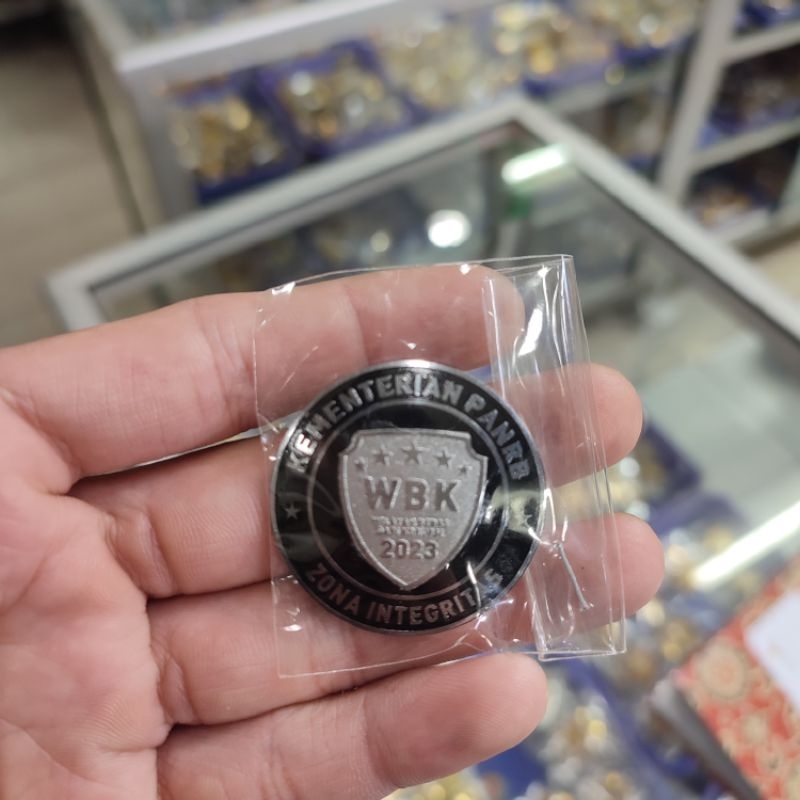 Jual pin lencana WBK tahun 2023 silver | Shopee Indonesia