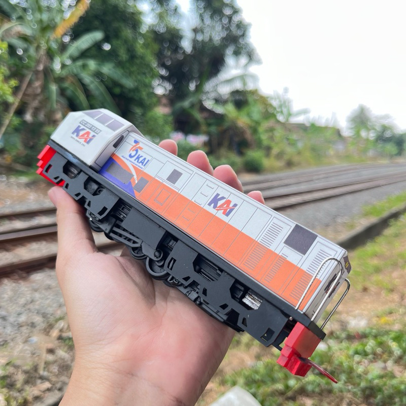 Jual Miniatur Kereta Api Lokomotif cc203 FULL AKRILIK Mesin bisa jalan ...