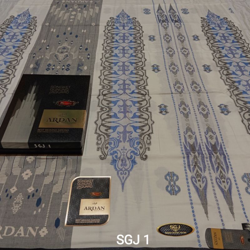 Jual Sarung Ardan Ketjubung Sgj hitam | putih Songket gunung Jaguard ...