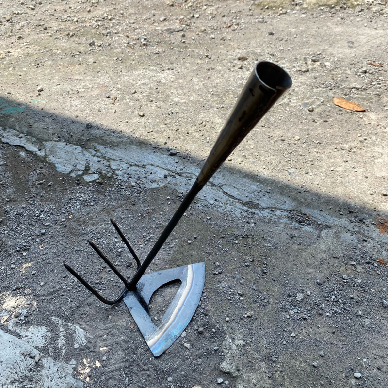 Jual Alat Cangkul Lubang Tengah Garuk 2 In 1 Bahan Full Besi - Cangkul ...
