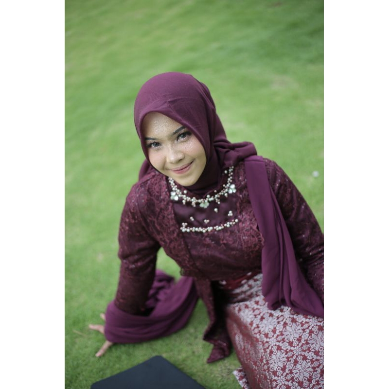 Jual Sewa Kebaya AKITA Kutubaru Burgundy (Include Selendang, Songket ...