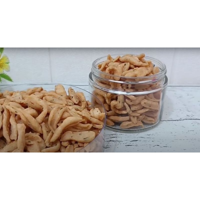 Jual kue Bawang Gunting premium santan, kue bawang guntiang seledri ...