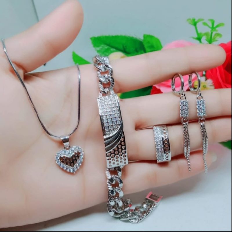 Jual Perhiasan wanita satu set love mewah full mata silver titanium ...