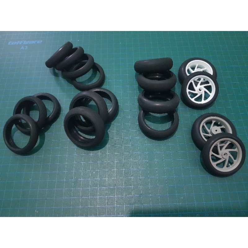 Jual Miniatur ban MotoGP skala 1:12 (pnp ke velg mokit tamiya) | Shopee ...
