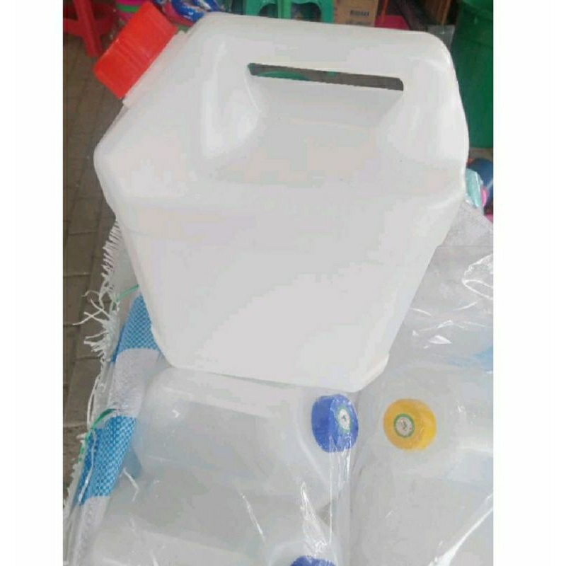 Jual JERIGEN AIR/JERIGEN PLASTIK/JERIGEN UKURAN 5 LITER | Shopee Indonesia
