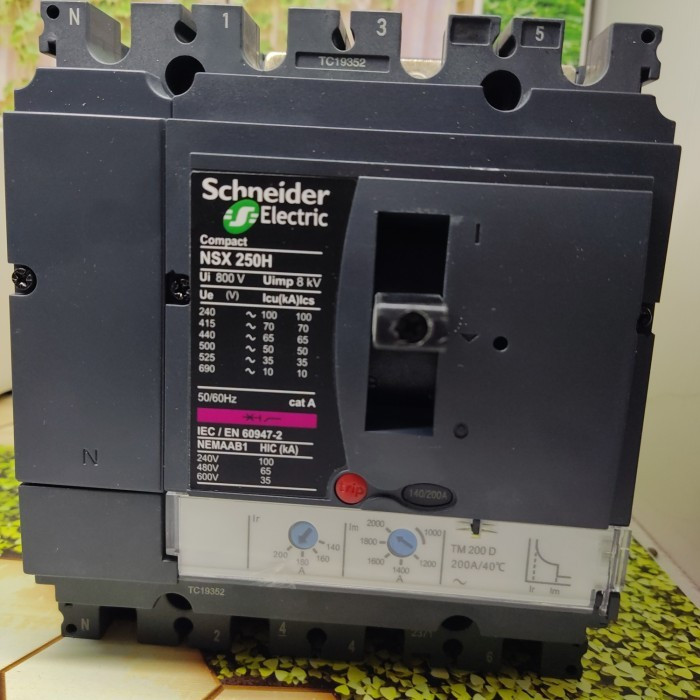 Jual BREAKER MCCB SCHNEIDER NSX250H tm200d 70kA 4P 200A LV431681 4POLE ...