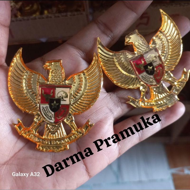 Jual Pin Garuda Pin Peci Paskibra Kuningan Lapis Resin 5cm Satuan ...