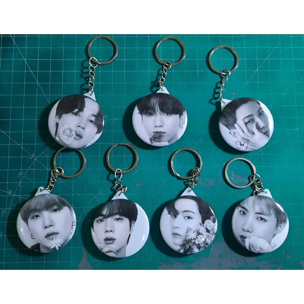 Jual Freebies BTS Gantungan Kunci Ganci Bulat BTS Mono chrome dll/Freebies KPOP Ganci Gantungan ...