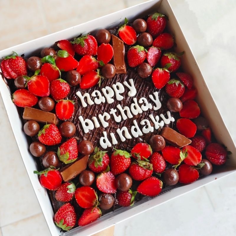 Jual Brownies Request Full Topping Strawberry , Kitkat, chocoball ...