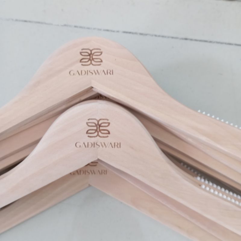 Jual CUSTOM LOGO GRAFIR [ NEW ] HANGER KAYU ANAK DENGAN ANTI - SLIP DAN ...