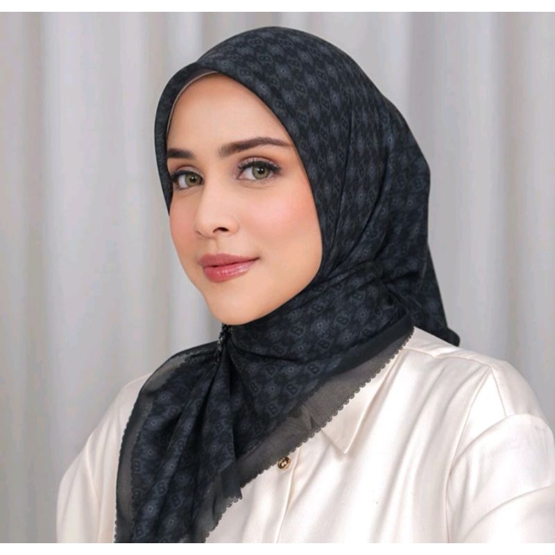 Jual Jilbab Segi Empat Buttonscarves KW series IKAT lasercut titik tiga ...