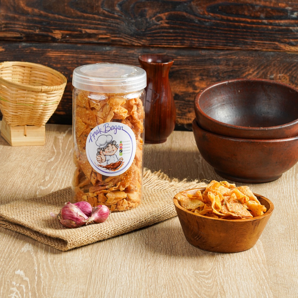Jual Snack Keripik kripik pangsit bawang gurih 250g - Amak Bagan ...