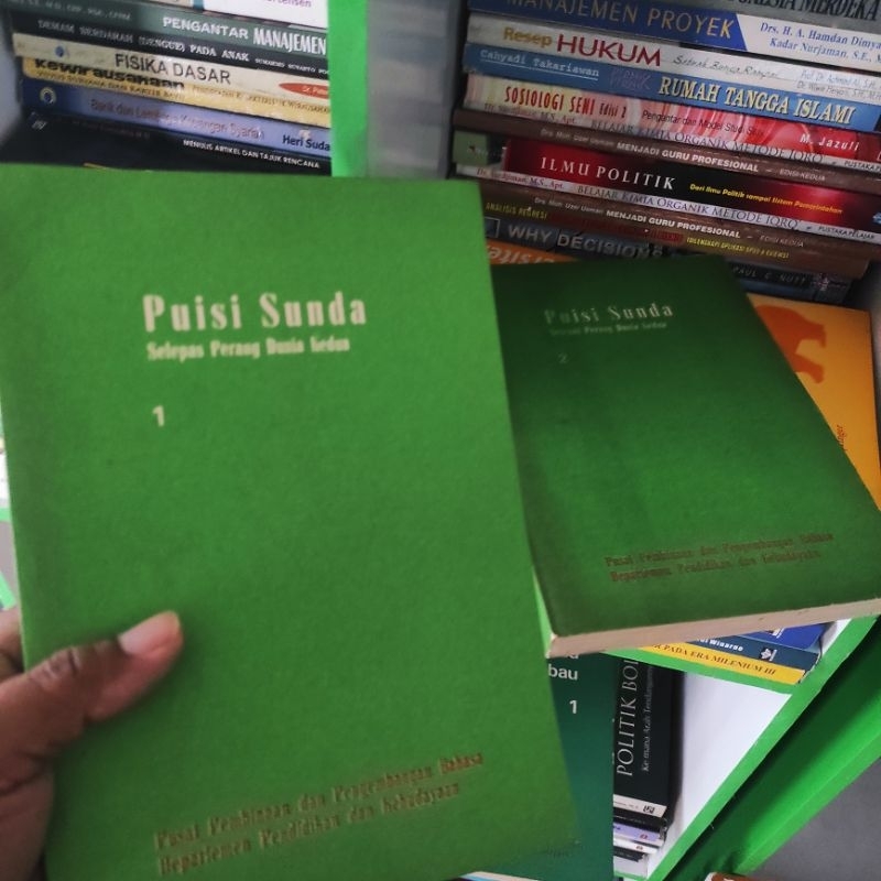 Jual (ori) buku puisi Sunda selepas perang dunia kedua jilid 1 dan 2 ...