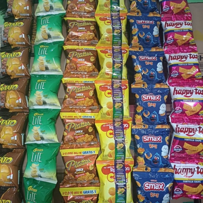 Jual jajan 1 renteng 2000 snack 1 box 1000 piattos sapi panggang ...